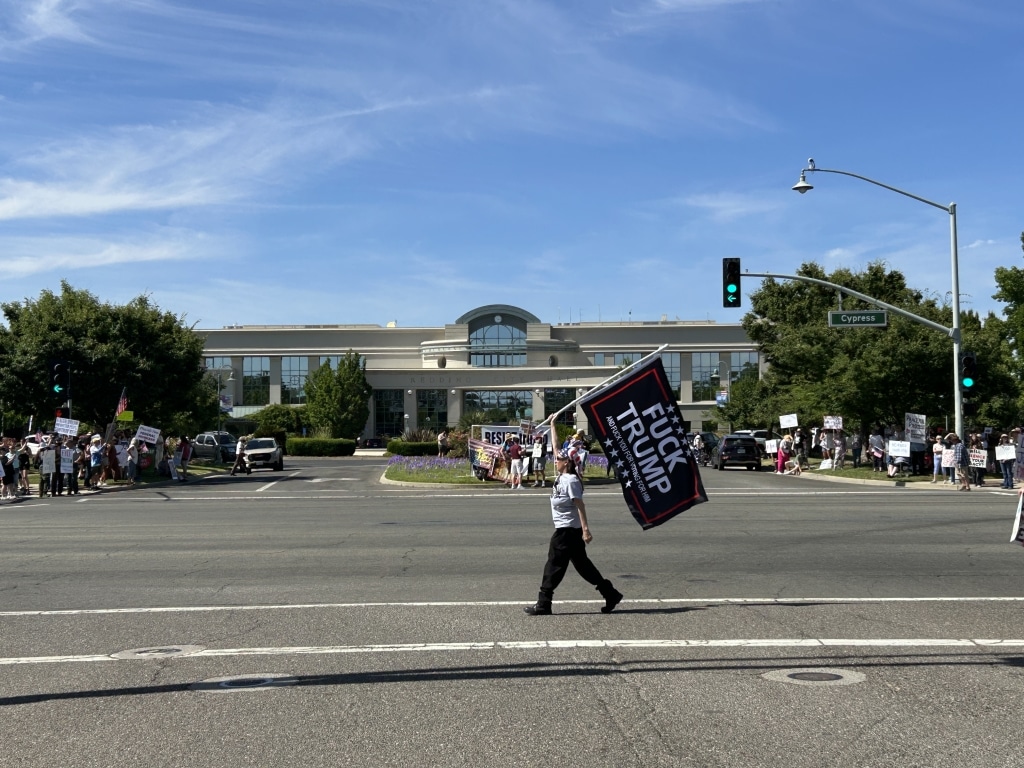 "No Kings" Protest Numbers Swell to More than 1,600 in Shasta – Shasta ...